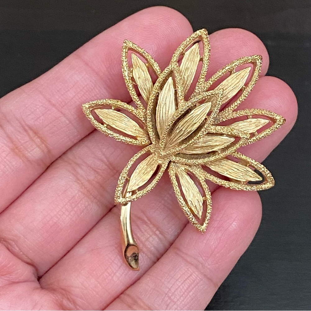 Vintage Avon Brushed Gold-Tone Flower Brooch - Gem